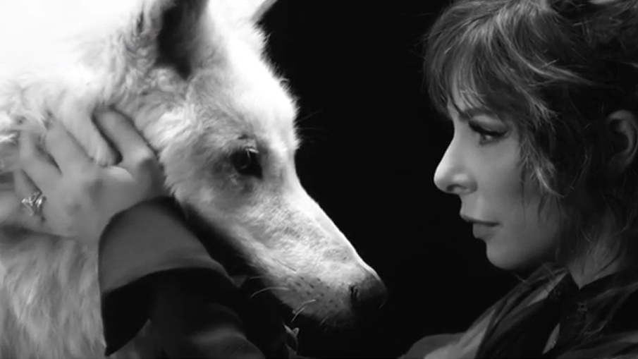 Mylène Farmer dévoile le clip de son nouveau single "Des Larmes" avec ...