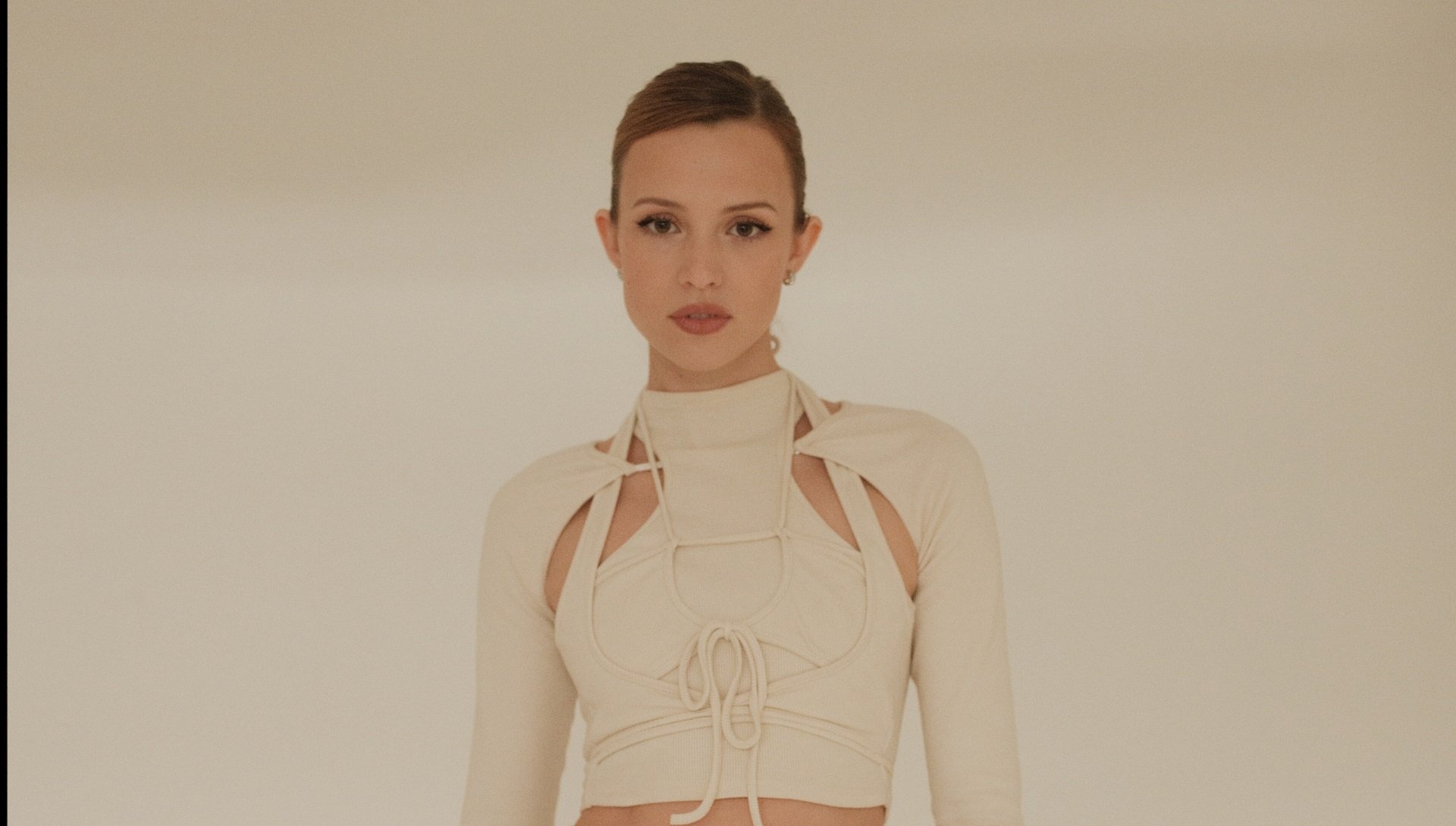 Angèle danse dans son nouveau clip, "Le Temps Fera Les Choses" - Chérie FM