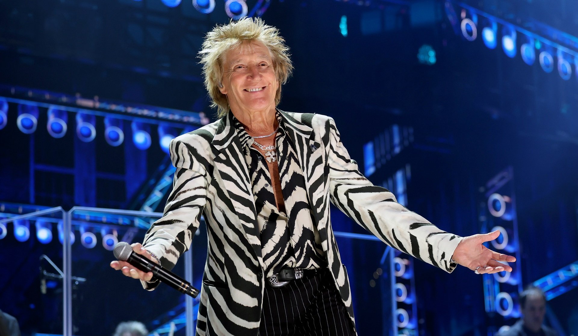 Rod Stewart reprend "Forever Young" avec sa fille sur scène