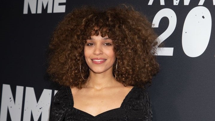 Izzy Bizu - Toute sa biographie avec Chérie FM